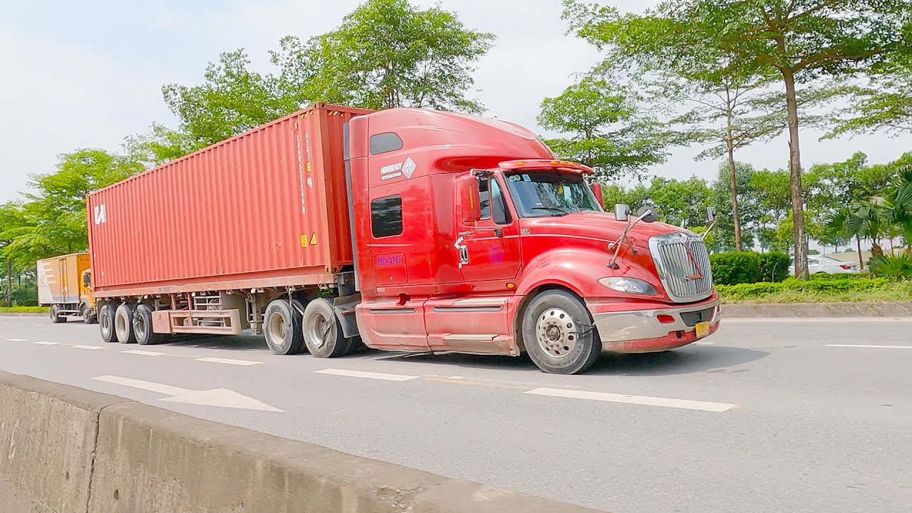 Spotting American semi-trailer truck on the streets of Vietnam - YouTube