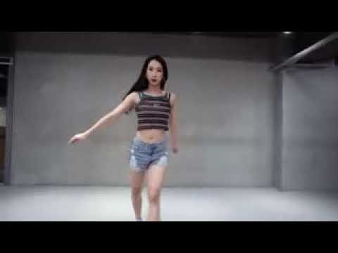 Sexy girls twerk dance