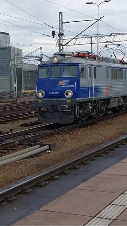 Odjazd EP07-1052 z łącznikiem IC POMORZANIN do Jeleniej Góry + RP1 #pkp #train #kolej #ep07 ...