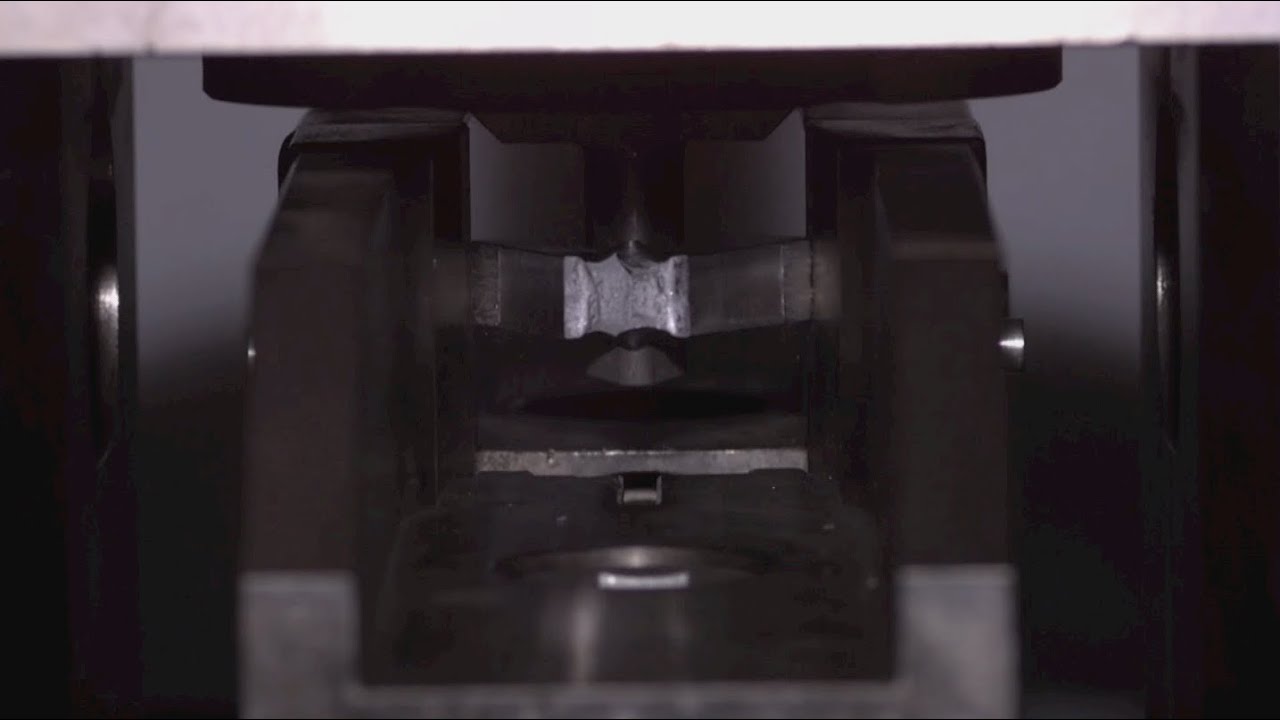 Kerbschlagbiegeversuch, Werkstoffprüfung - YouTube