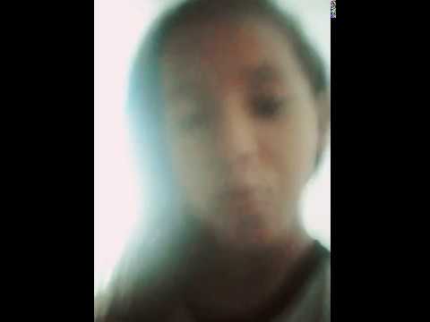 Menina mostrando o casarão