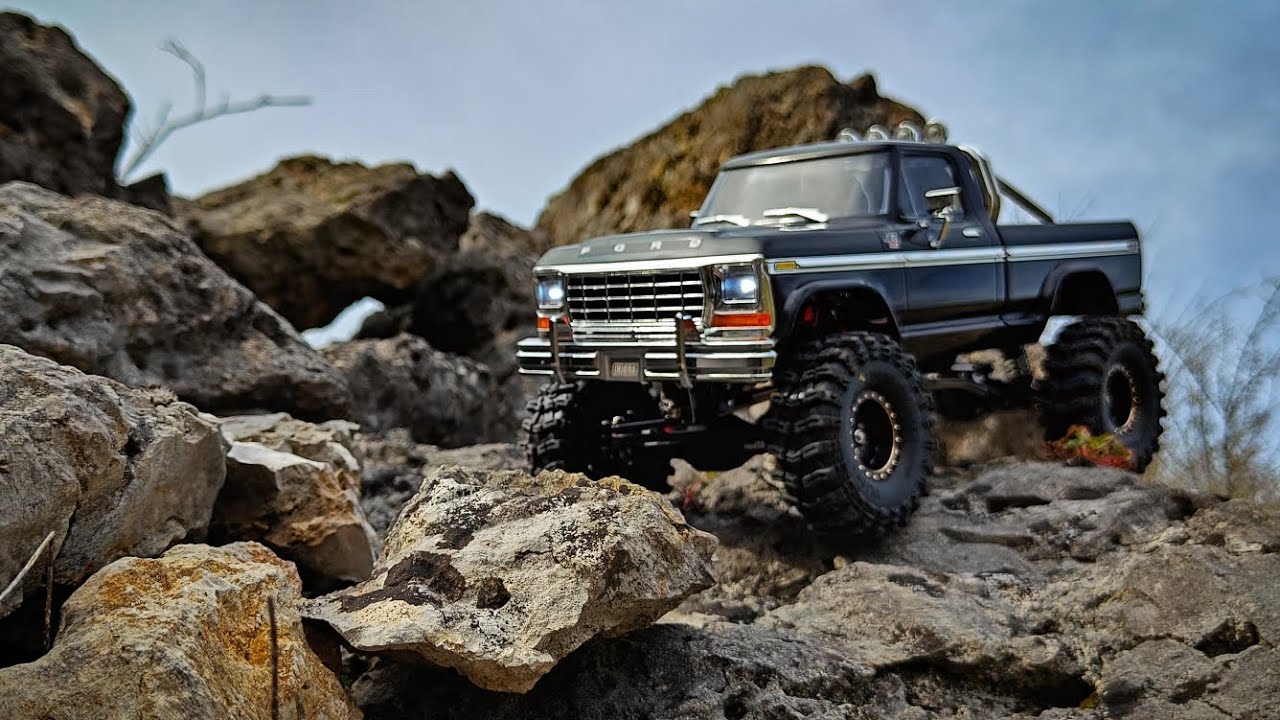 Traxxas Trx4m Ford F150 high trail Black stone crawling XIV - YouTube