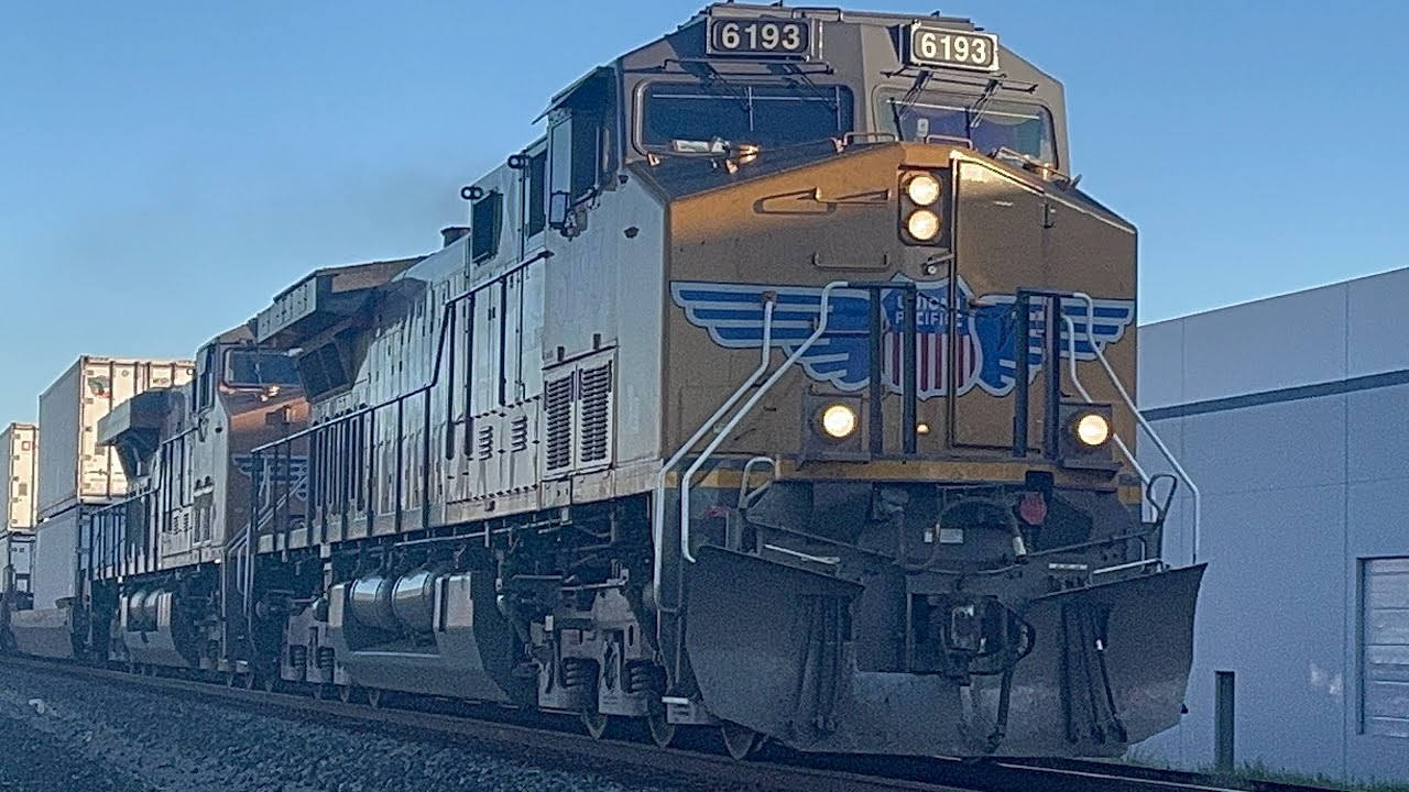 UP 6193 leads the ZG2OAB-15 flying by Arf Ave in Hayward CA - YouTube