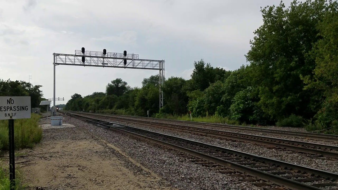 Amtrak train #6 arriving at Naperville Station - YouTube