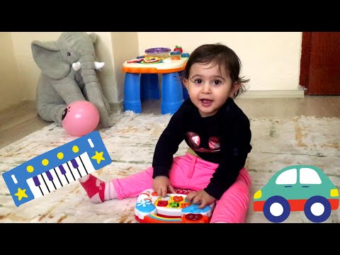 LİNA UMAY PİYANO OYUNCAĞI İLE OYNUYOR.ARAÇLARI VE SESLERİ ÖĞRENMEYE ÇALIŞIYOR.