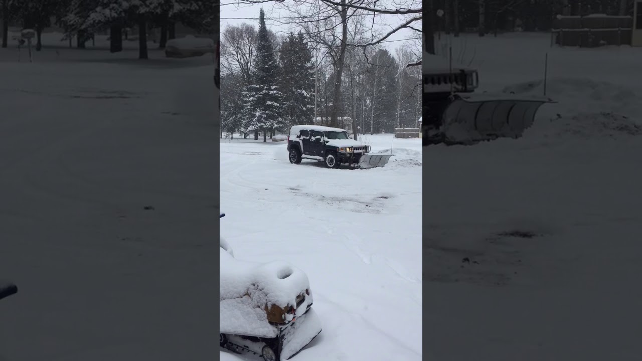 Hummer h3 plow - YouTube