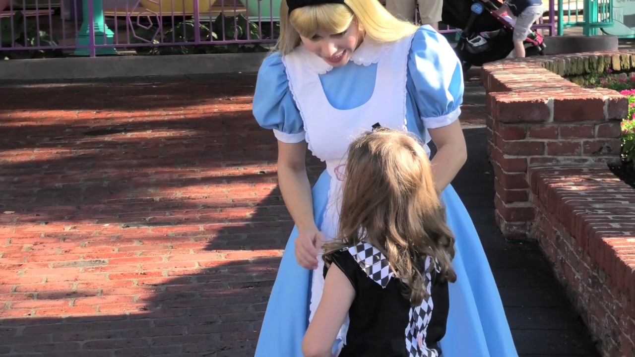Disney's Magic Kingdom 🤝 Meet and Greet Alice in Wonderland - YouTube