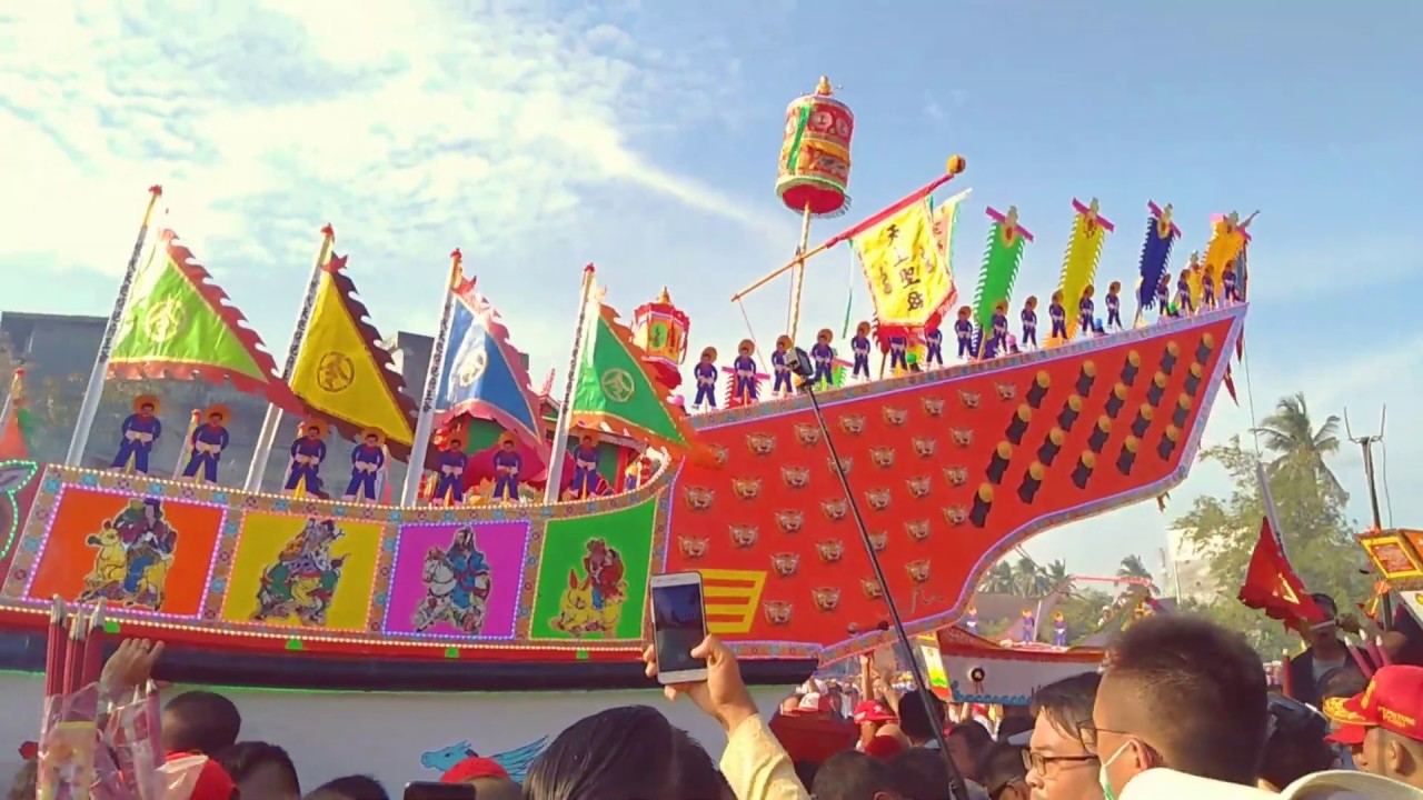 Festival bakar tongkang bagan siapi-api - YouTube