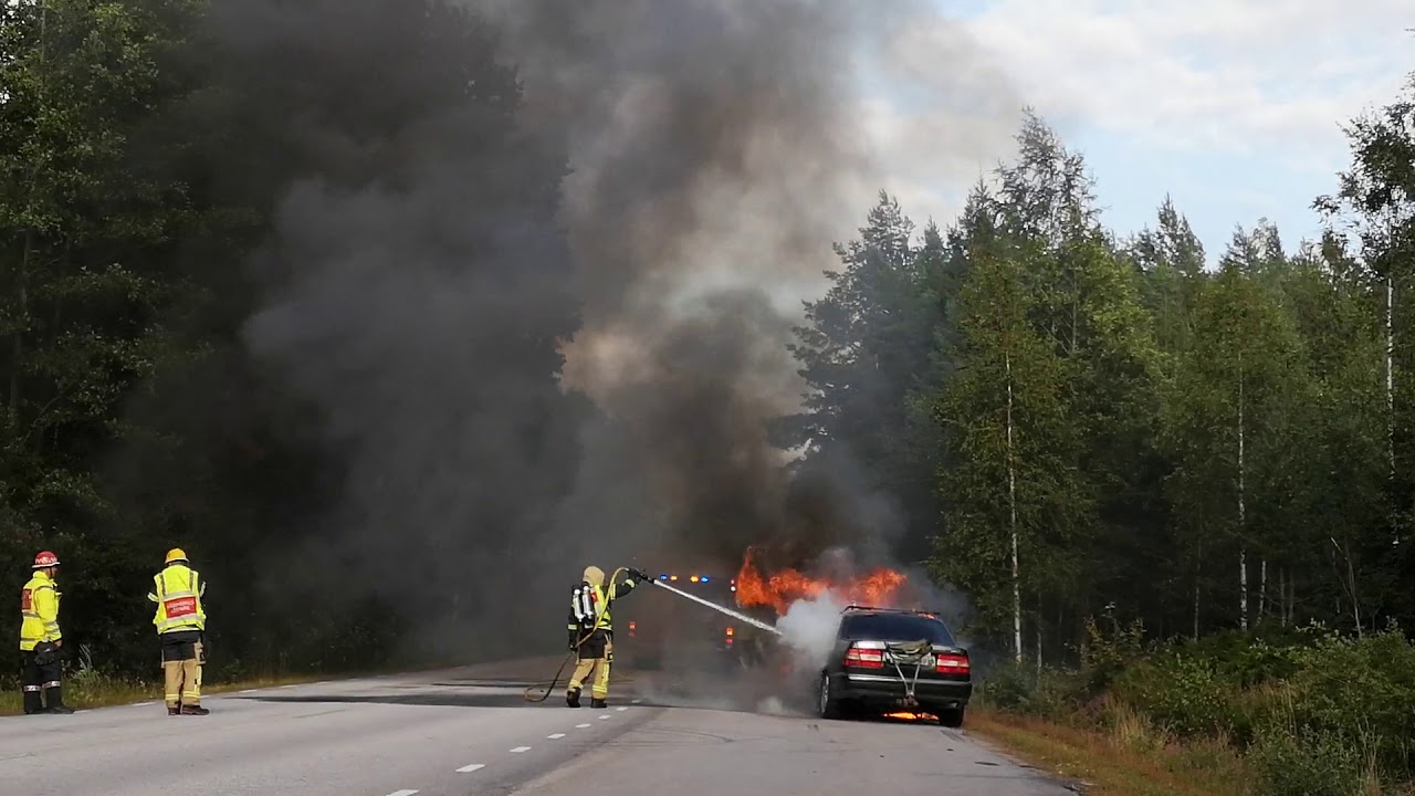 Swedish firefighters puts out car fire - YouTube