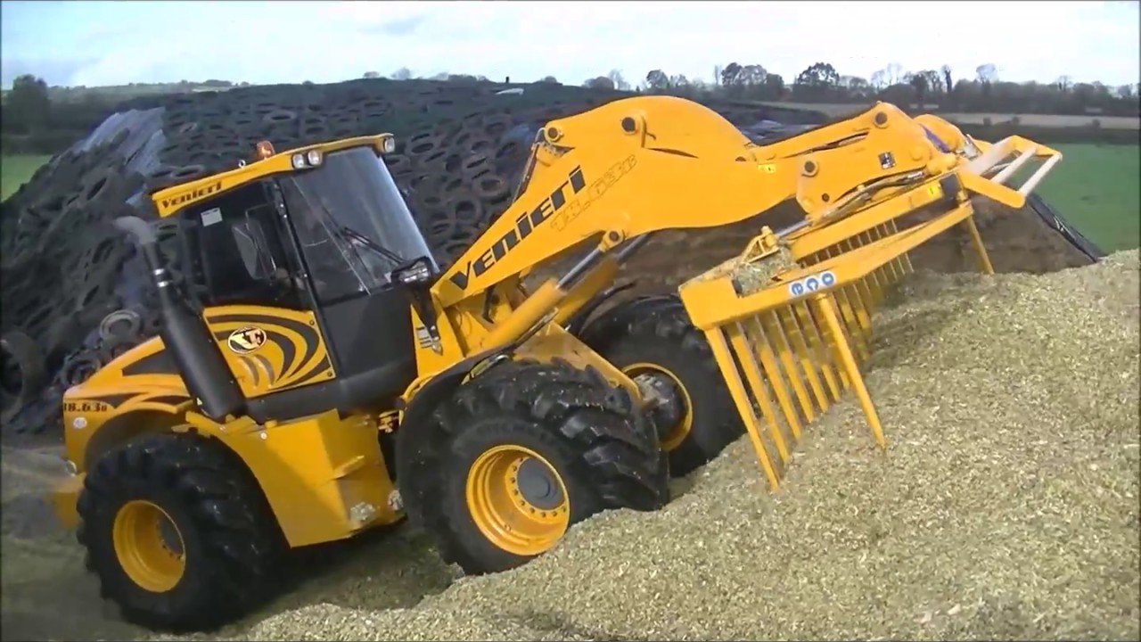 VF Venieri 18 63B pushing up maize - YouTube