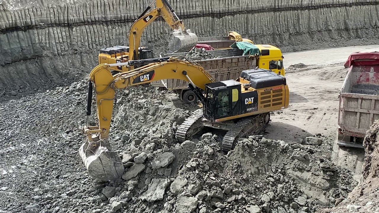 Caterpillar 352F Excavators Loading Trucks - YouTube