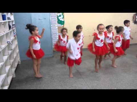Lari dançando na escolinha 12/15