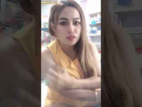 Tante jaga warung sambil gosip 