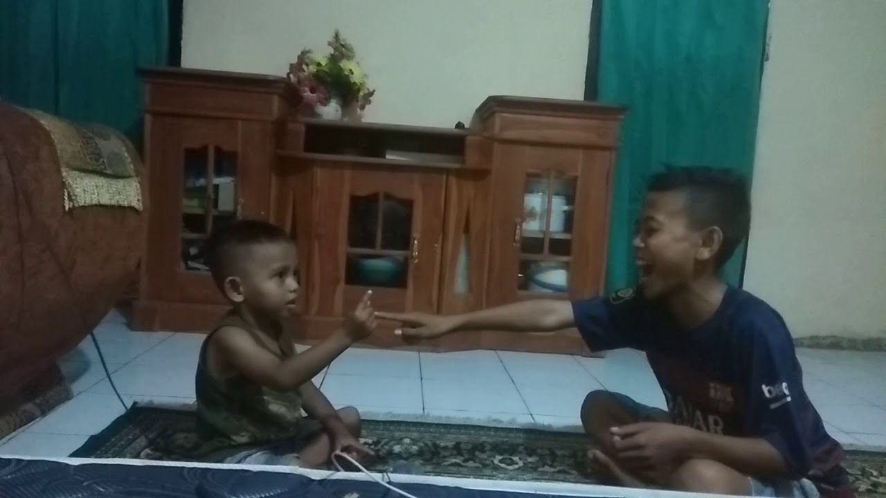 Dua adik vs kaka - YouTube