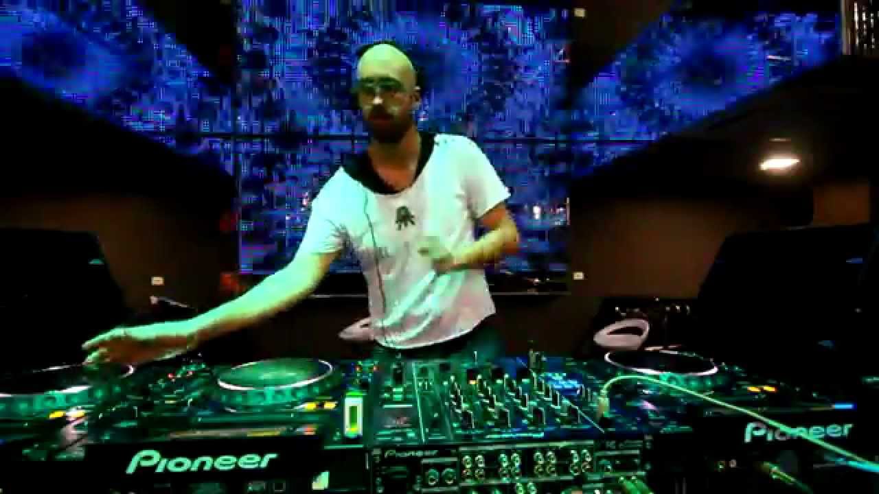 Dj Mateus B. - Special 7 years Techno TV 3 Decks Performance - YouTube