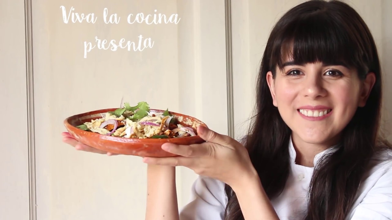 Chilaquiles en Salsa de Chile Pasilla: Receta mexicana - YouTube