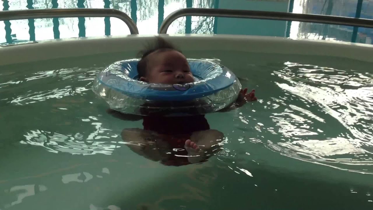 Funny Baby - Father! I can swimming too!!!(이보다 웃긴 수영 장면은 없다 ㅋㅋ) - YouTube