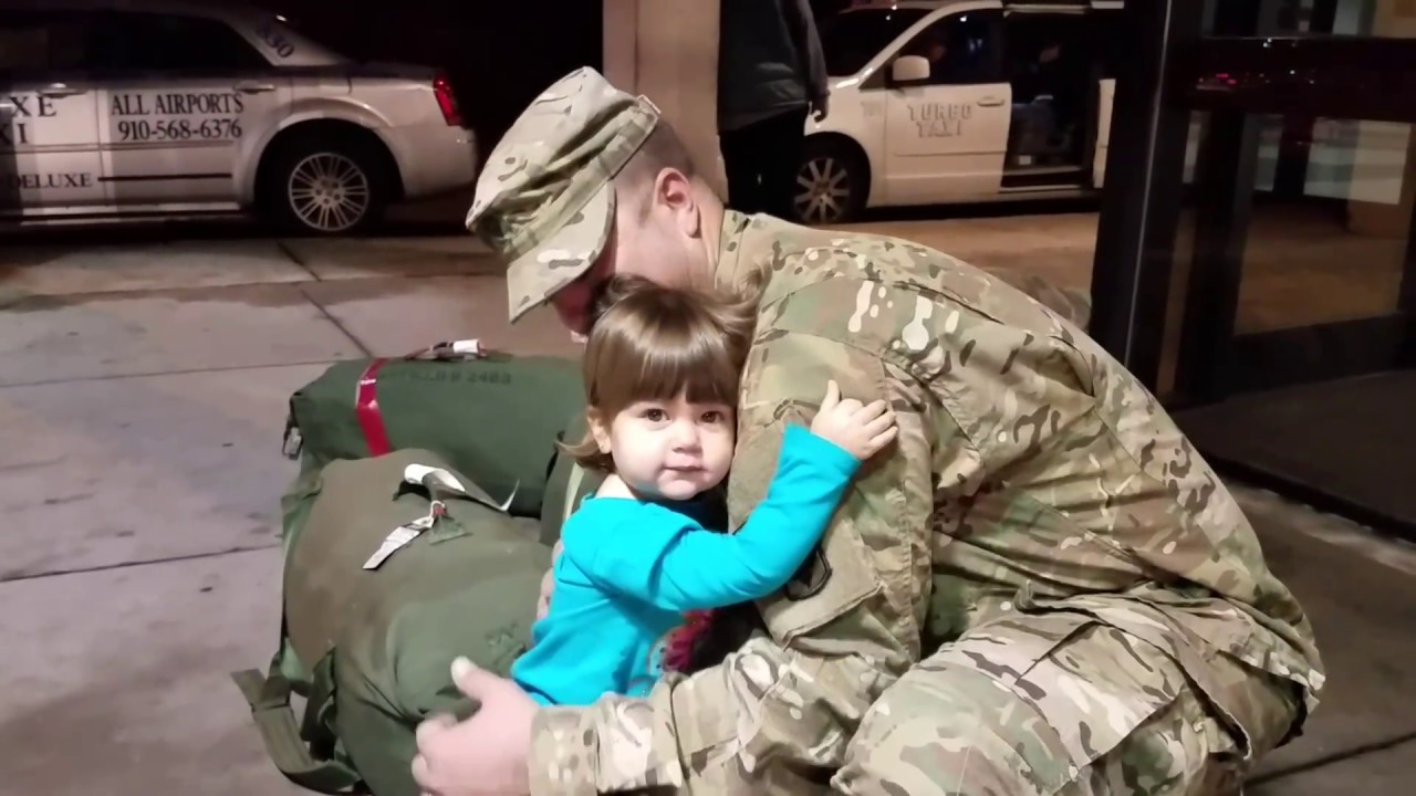 Baby girl welcoming soldier daddy after deployment, gone VIRAL!!! This ...