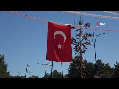 Polisin bayrak hassasiyeti duygulandırdı