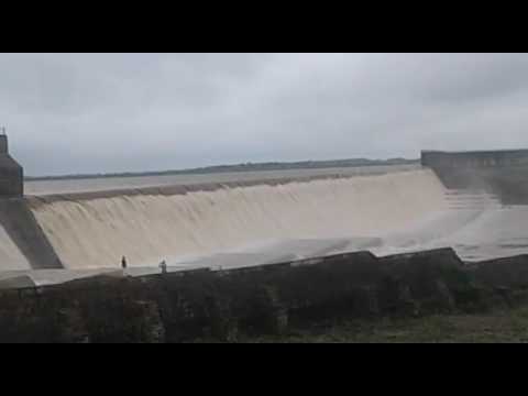 Machhu dam 1 over flow - YouTube
