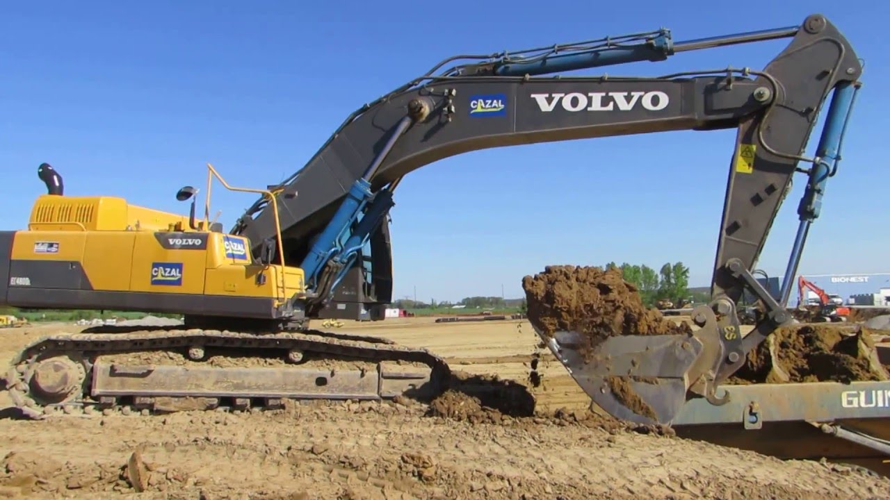 Volvo EC480D loading A25F - YouTube