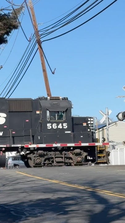 NS 5645 GP38-2 leads NS K76 through Manville NJ with NS 5606 and NS 7575 trailing 2/1/2025 - YouTube
