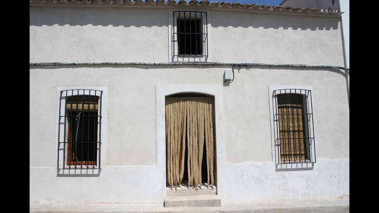 Reforma de una vivienda de tapia con materiales naturales y locales ...