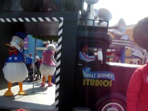 The Walt Disney Studio Good Morning Walt Disney Parade - YouTube