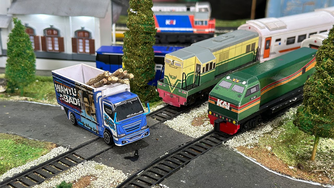 Merakit Kereta Api CC203 PT TEL & BB200 Anjlok Tabrak Truk Oleng Wahyu ...