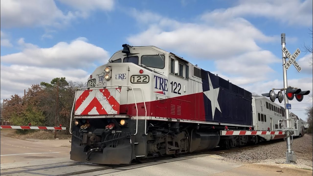 TRE 122 heads West at Sylvania, TX (December 19, 2020) - YouTube
