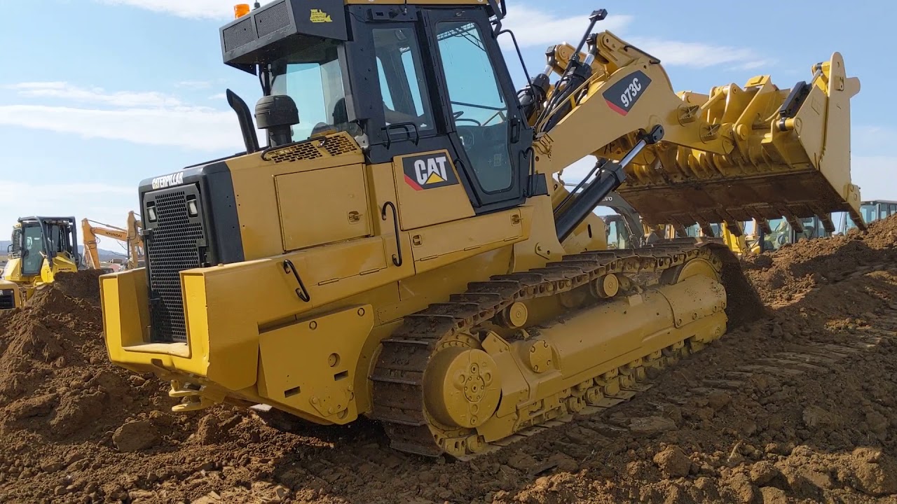2005 Caterpillar 973C Tracked Loader For Sale: Running and pushing dirt ...