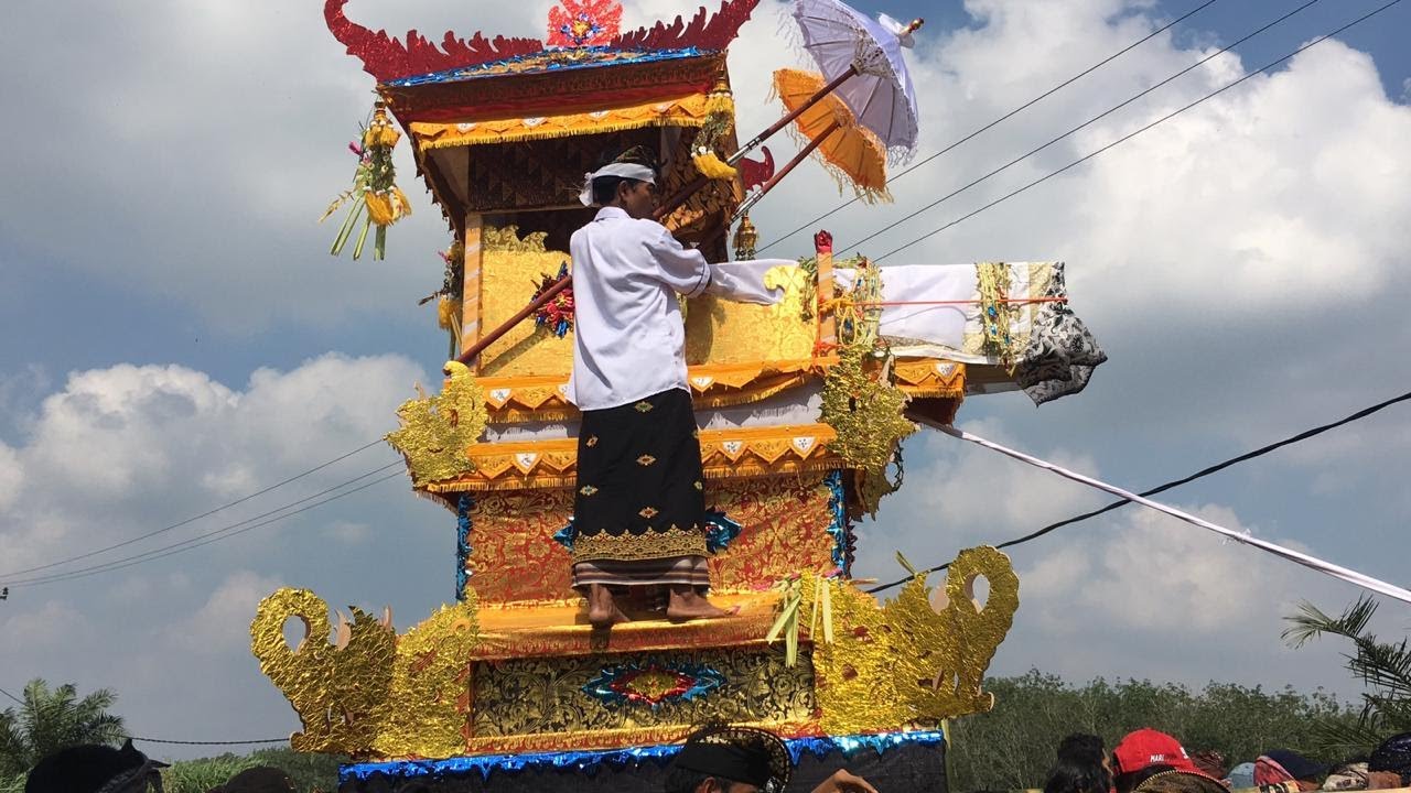 Upacara Pitra Yadnya Wayah - Reji's Family - Ngaben - YouTube