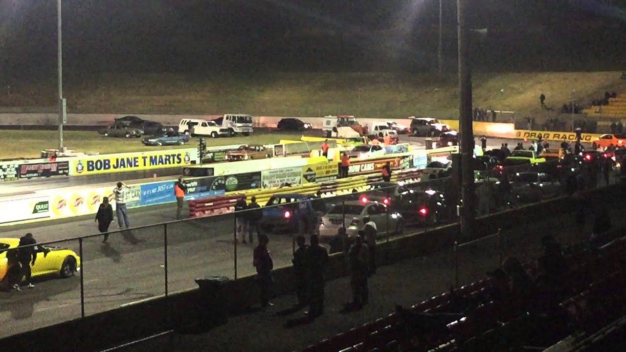VF Commodore Drag Calder Park. 12.51@112mph - YouTube