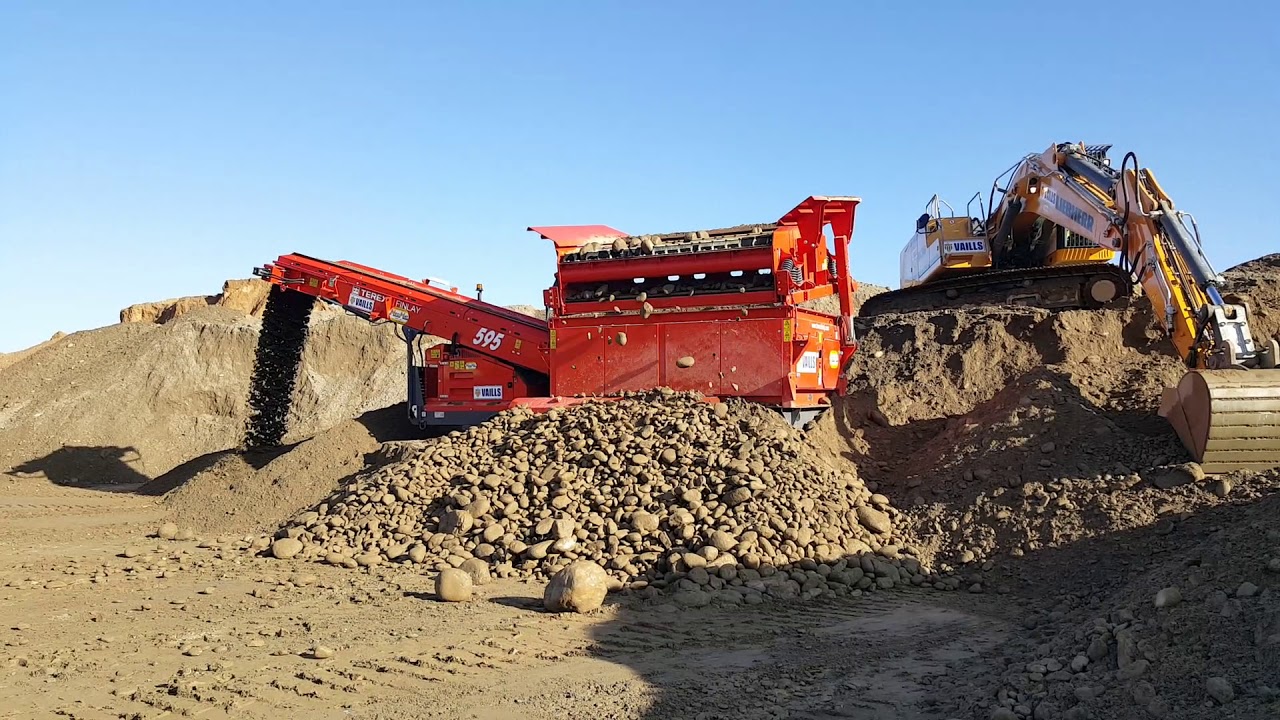 TEREX FINLAY 595 + LIEBHERR R936 - YouTube