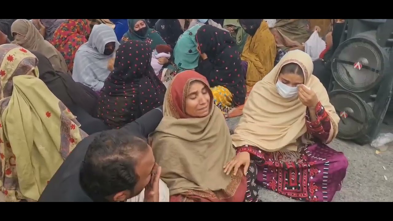 missing Asma baloch family sitting in road for asma safe recovery ...