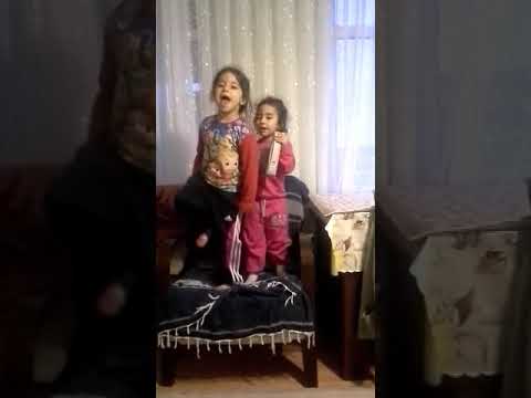Küçük kız kardeşlerin istiklal marşı kavgası😀(ben ve kardeşim)