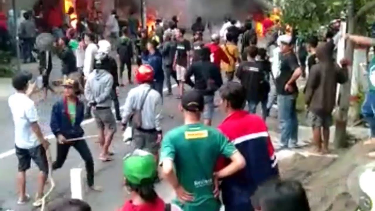 Detik-Detik Suporter Persebaya dan Arema Rusuh - YouTube