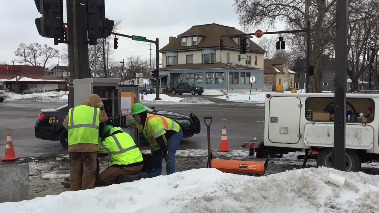 East Cleveland gets faulty traffic light fixed - YouTube
