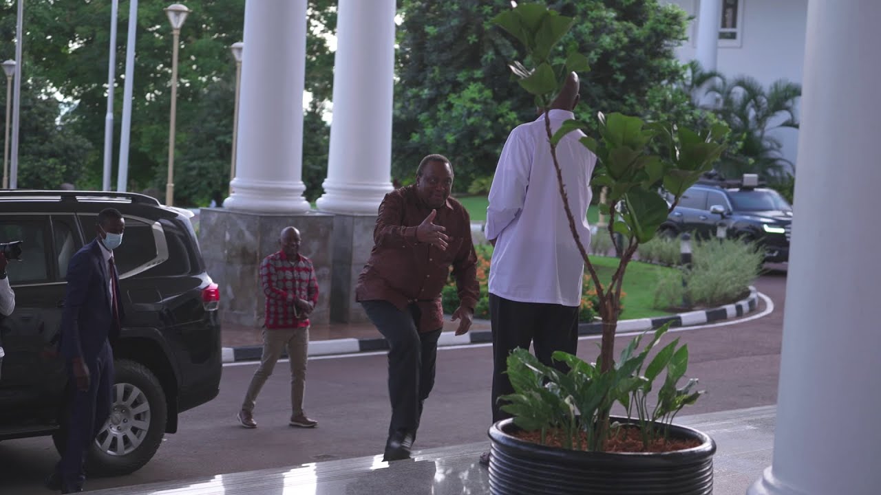 KENYA! President Museveni Meets EX-Kenyan President Kenyatta - YouTube
