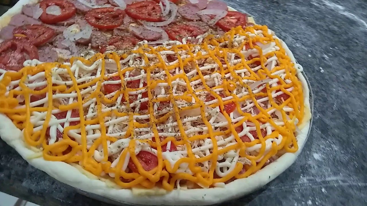 Pizza sabor da casa e metade calabresa - YouTube