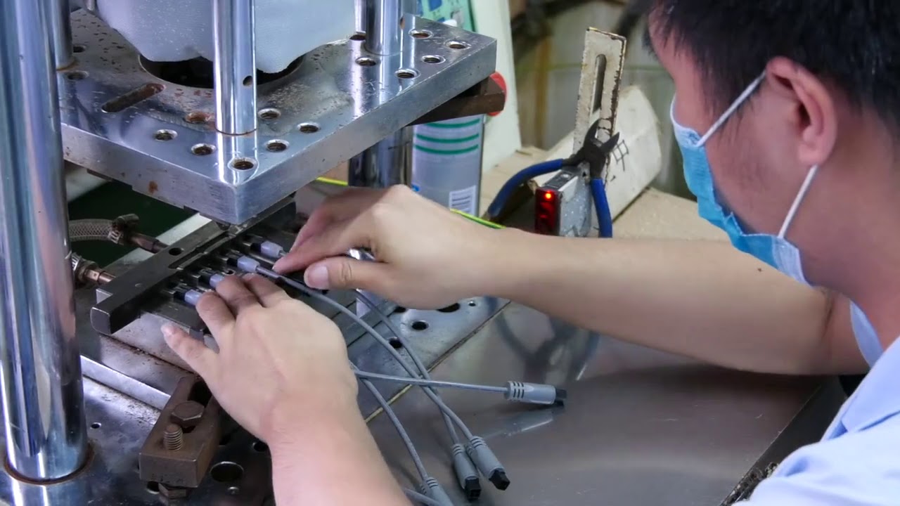 Cable Assembly workshop 電纜線材加工,組裝製造 「低壓成型」Low Pressure Molding - YouTube