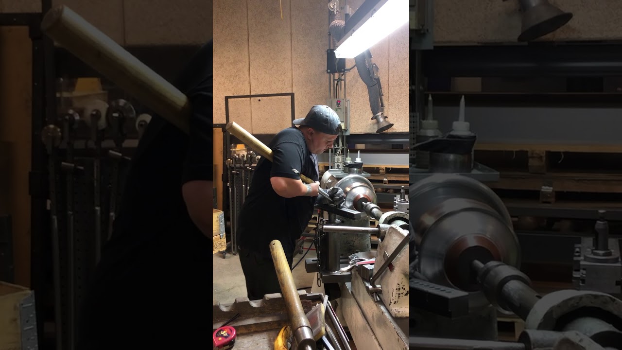 Un repousseur de metal dans l'usine de Louis Poulsen - YouTube