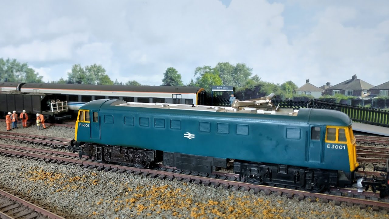 Triang AL1 Class 81 R753 E3001 and Wrenn class 20s - YouTube