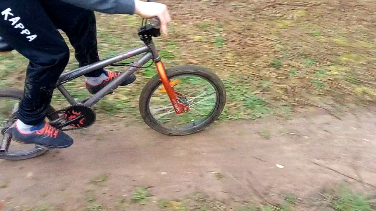 Saut en BMX dans notre terrain - YouTube