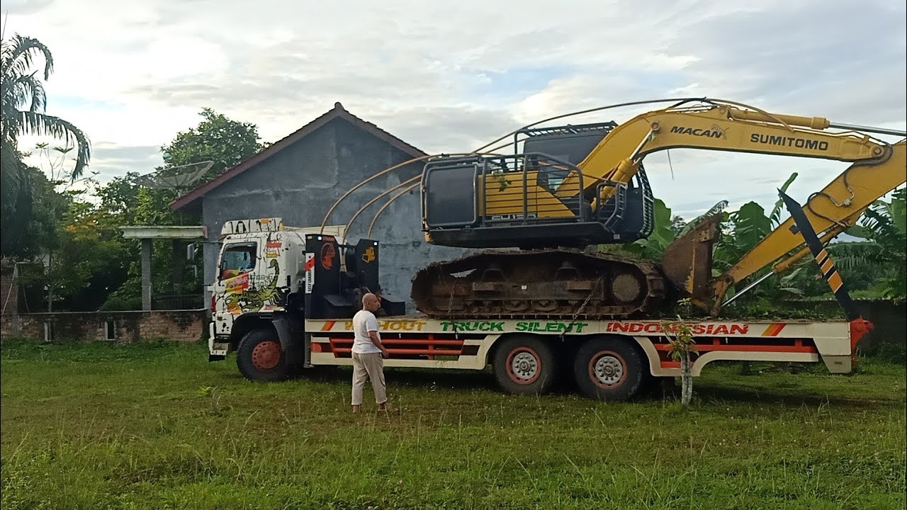 Sumitomo SH130LF MACAN Transported to Way Kanan by Mandarin Self Loader ...
