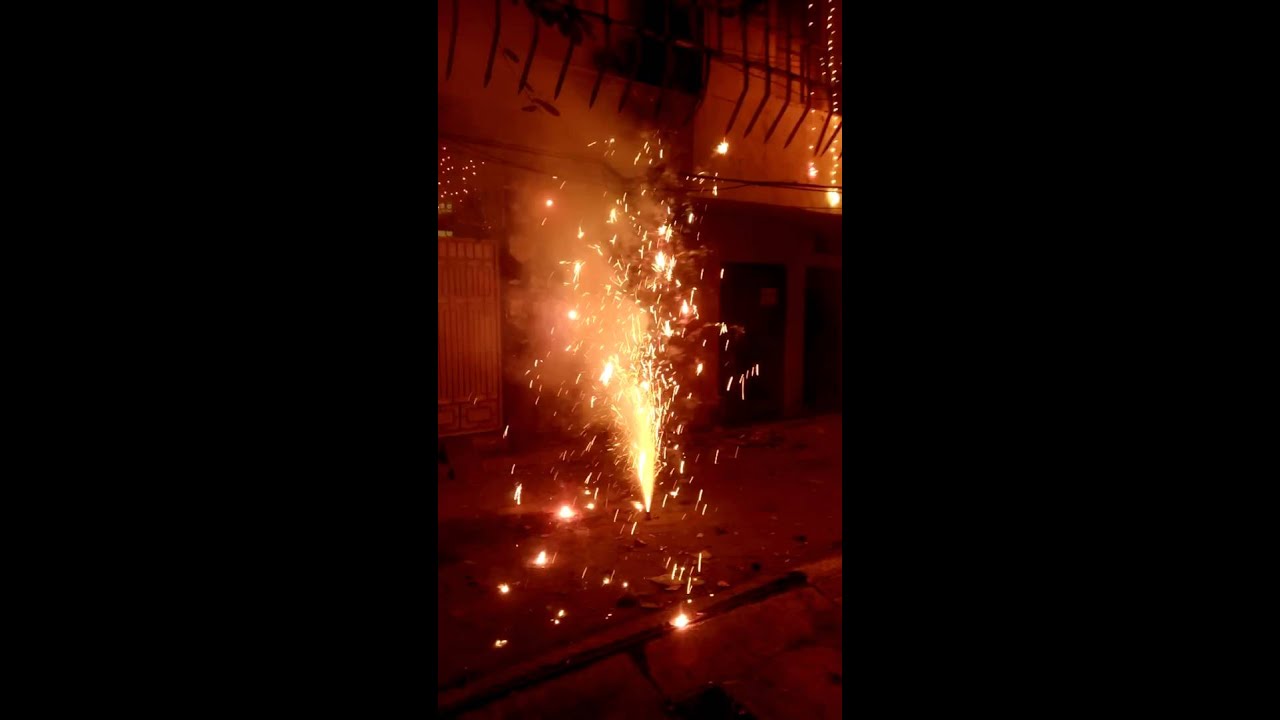 Firing a FLOWERPOT crackling cracker firework - YouTube