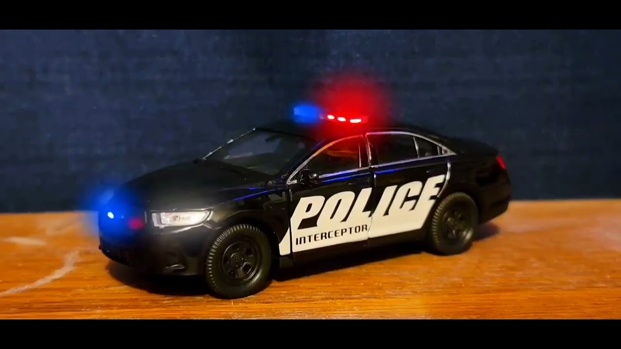 Welly 1/43 Ford Police Interceptor, lights and sirens demonstration ...