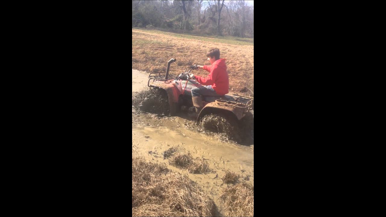 Honda fourtrax 300 mudding - YouTube