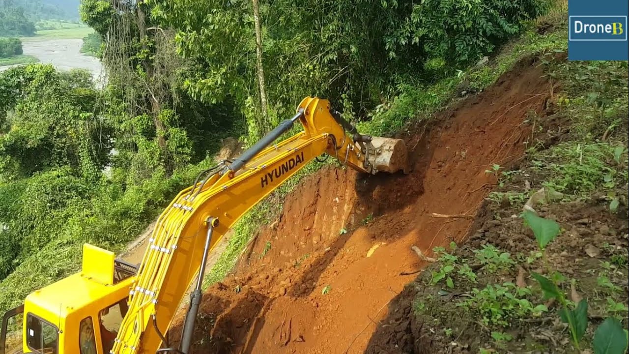 Hyundai Excavator-Cutting Hill-Loading Truck-Transporting Dirt - YouTube