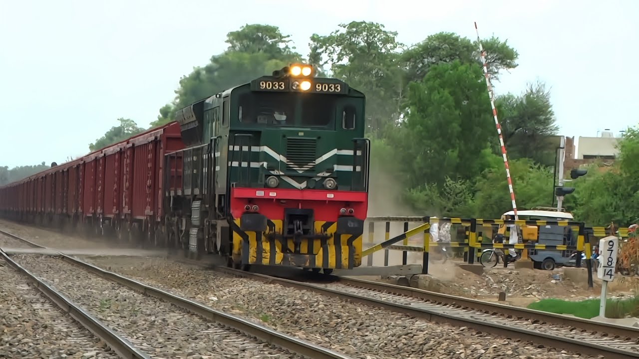 Fast And Long 502 DN Super Parcel Freight Train With GEU 40 9033 - YouTube